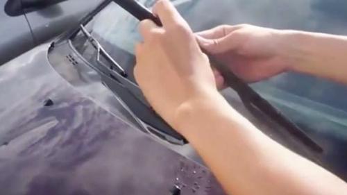 雨刮器刮不整洁就要换?教你一招,让雨刮恢复如新