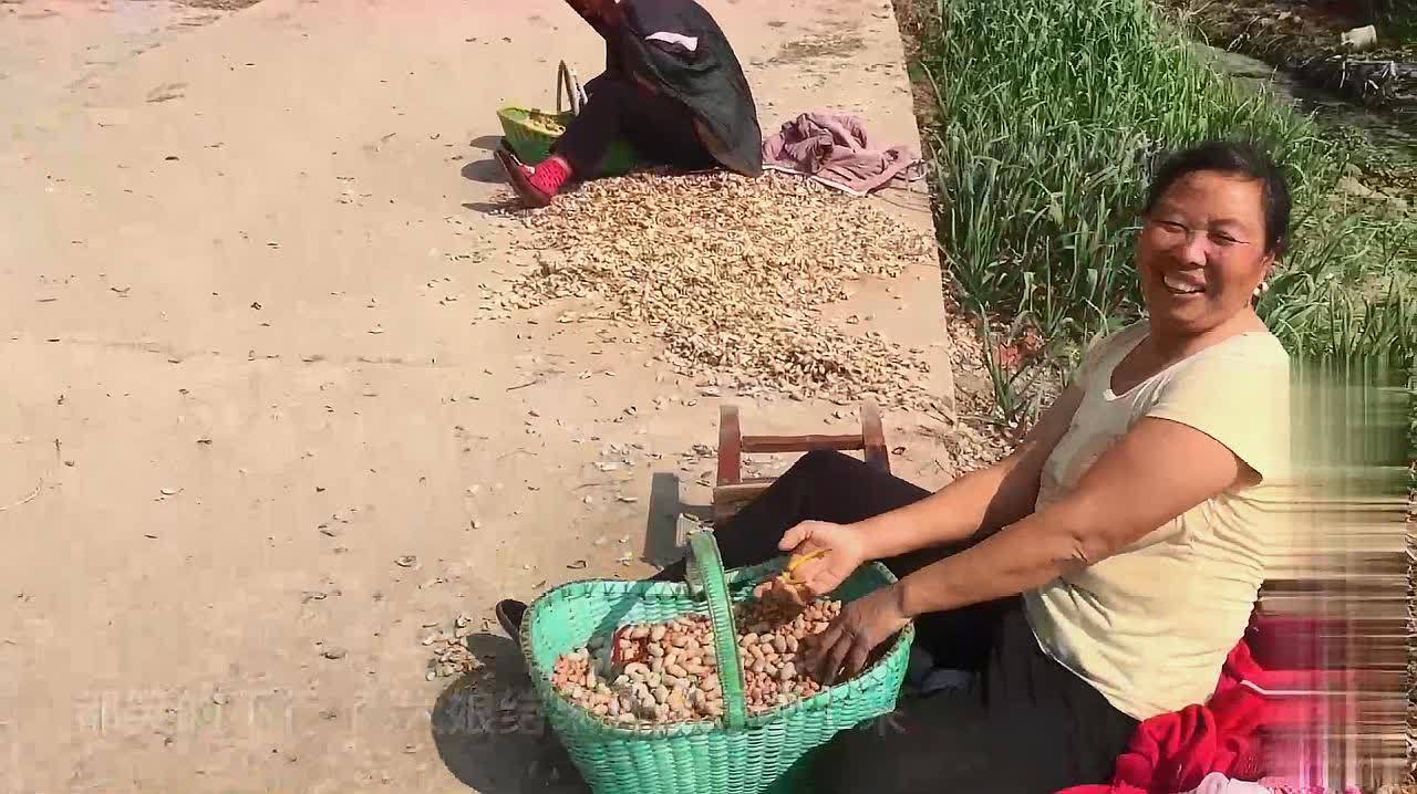实拍河南农村63岁大娘耍绝活,簸簸箕你见过吗?老农民笑得直流泪