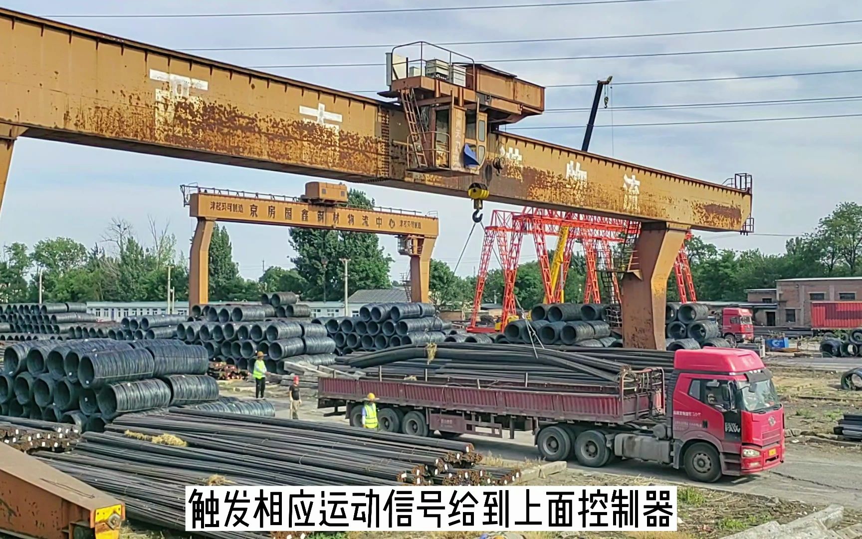 第一次看见这么大的重型起重天车设备,特种行业是不是工资高呢!