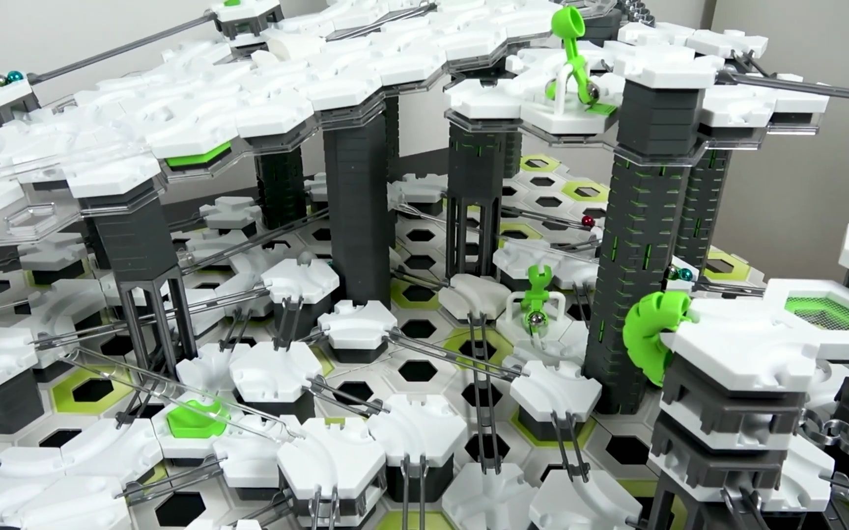 轨道球模型的天花板--这玩起来没完没了