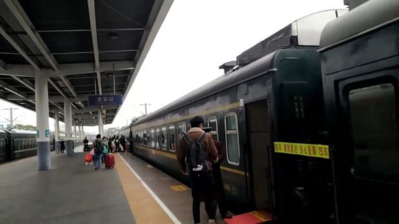 现在怎么这么多绿皮车啊?每次春运的时候都是坐绿皮车。难道我这...