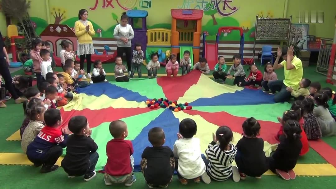 城东幼儿园 中班、小班游戏《彩虹伞》