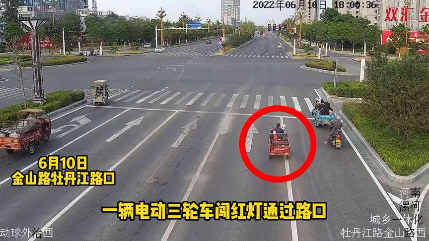 电动三轮车通过路口时要遵守交通信号灯,走非机动车道!