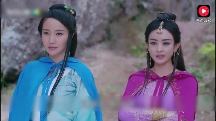 两个一模一样的女生对话,真是难辨真假,你能看出差别吗?