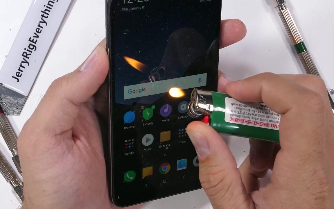 【细思极冷】Pocophone F1耐久性测试,小刀都没办法留下痕迹,高...
