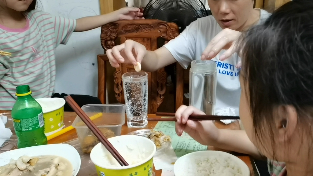 母亲以一个小实验形象地表达一个科学原理