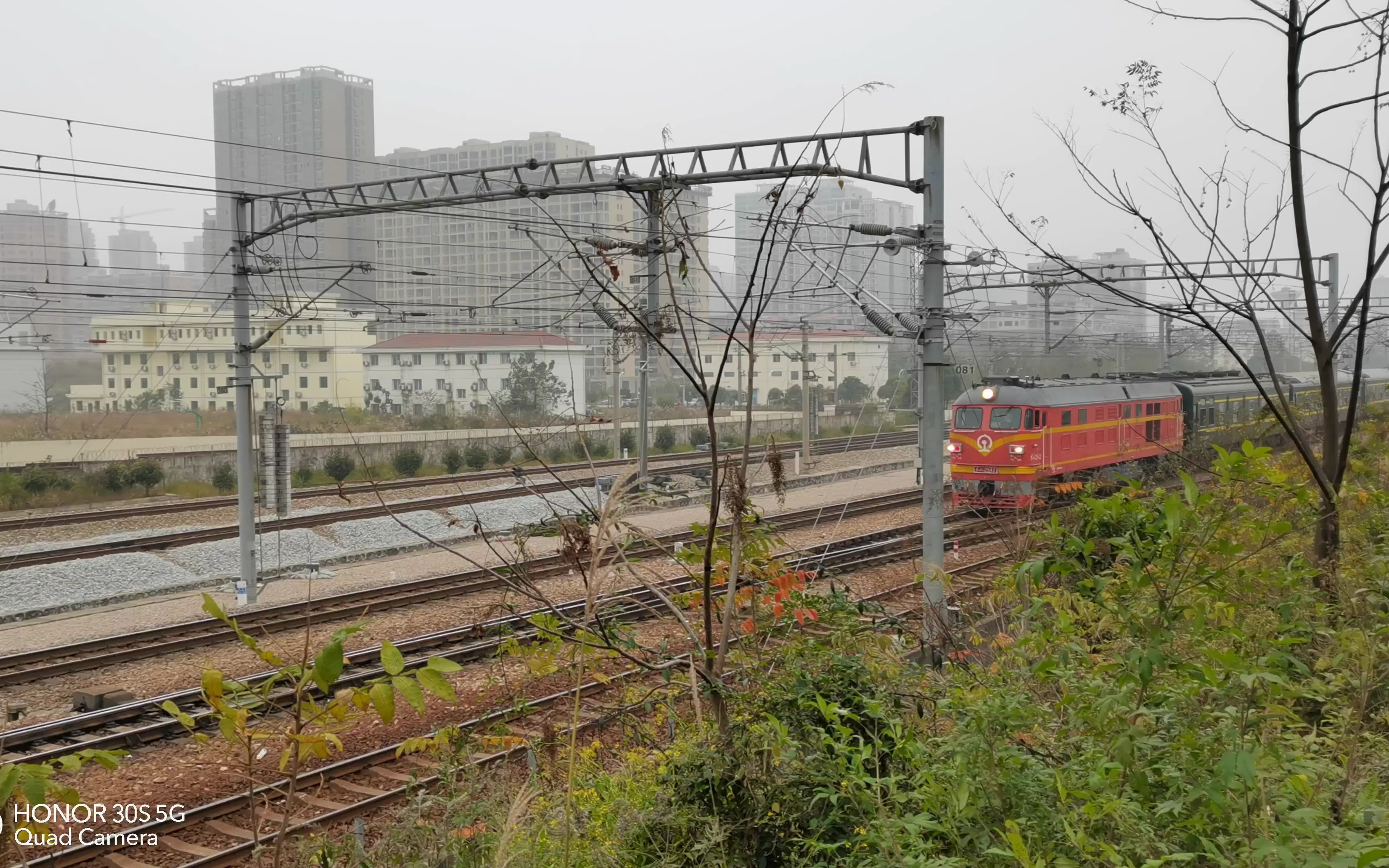 广铁怀段DF4BK2542牵引永州开往上海南K576次列车缓缓驶出永州站...