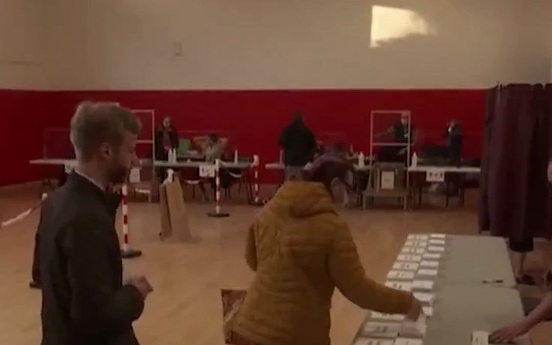 法国总统选举首轮投票当地时间10日8时(北京时间14时)在法国本土...