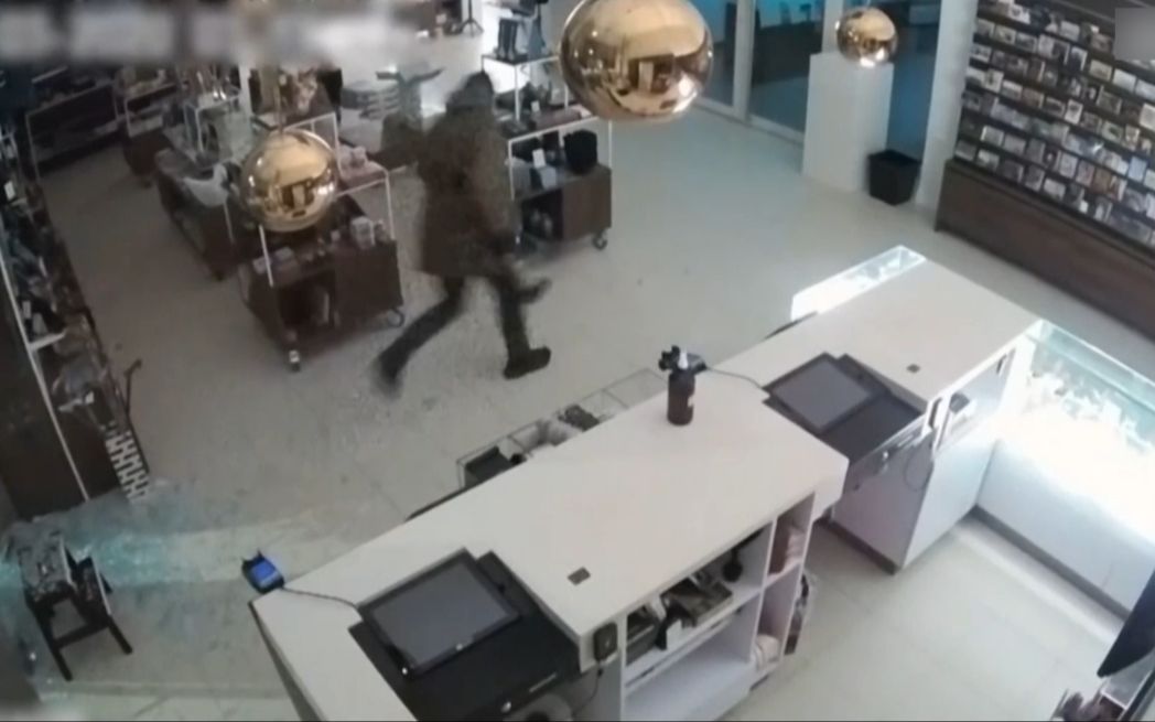 荷兰博物馆梵高名画被盗监控曝光 窃贼用大锤砸开玻璃直接取走