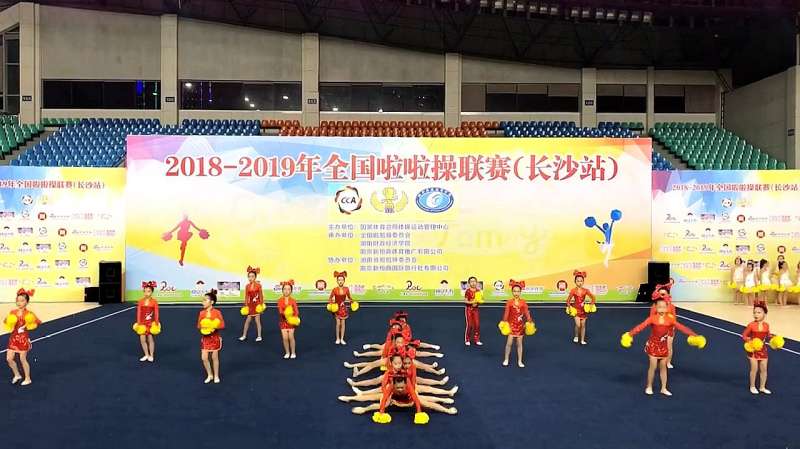 小学生们在啦啦操比赛上的出色表演,可见舞蹈功底深厚!