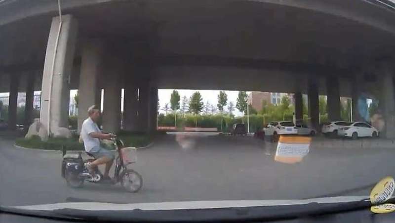 轿车上路飞速行驶,不料遇上电动车,事故瞬间发生!