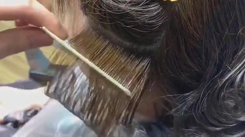 这么小的卷发棒,理发师用起来得心应手,就是不知道完工后怎么样?