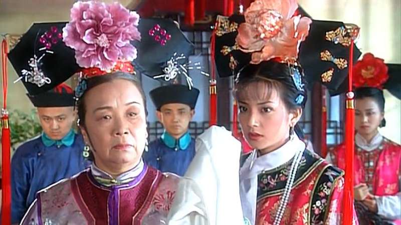 《还珠格格》容嬷嬷教小燕子礼仪,小燕子学得乱七八糟!