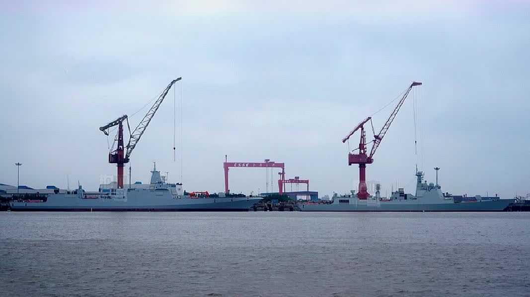 海军节刚落下帷幕,我国海军就传出好消息,两艘新战舰即将入列
