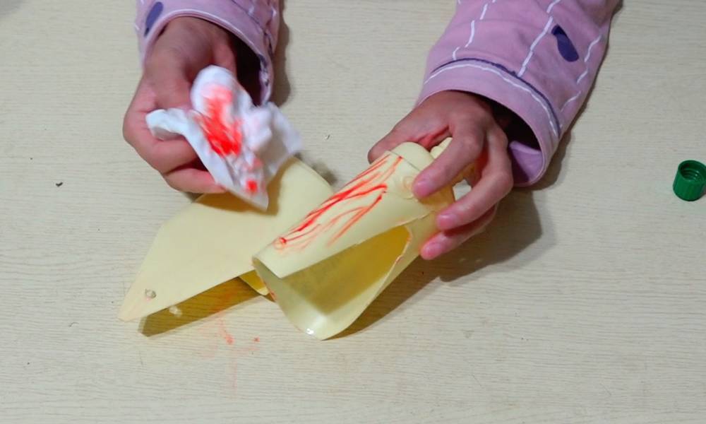 用水很难擦掉记号笔的笔渍,教你一招,花露水一抹就掉