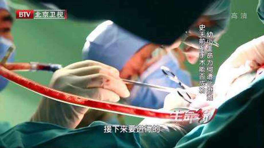 肿瘤严重破坏男童的脑部组织,医生仔细寻找硬脑膜,父母揪心不已