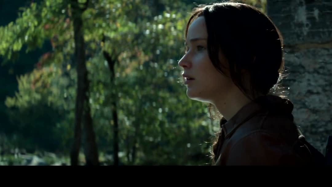 美女跟小伙在森林里打猎,拿弓箭瞄准了一只麋鹿,为什么又放弃了