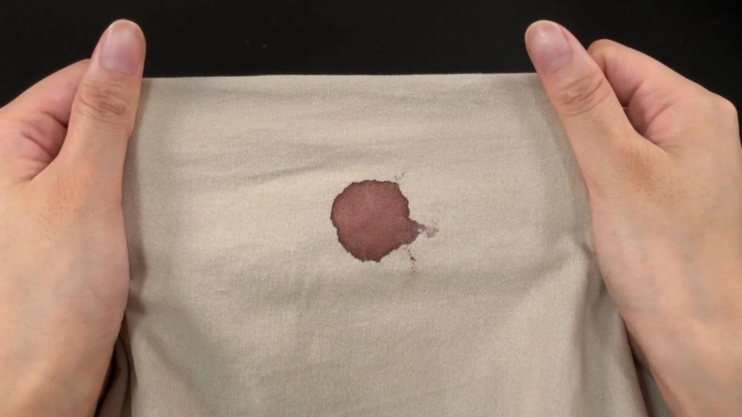 不管衣服裤子上的血渍多顽固,教你简单方法,新老血渍一搓就掉!