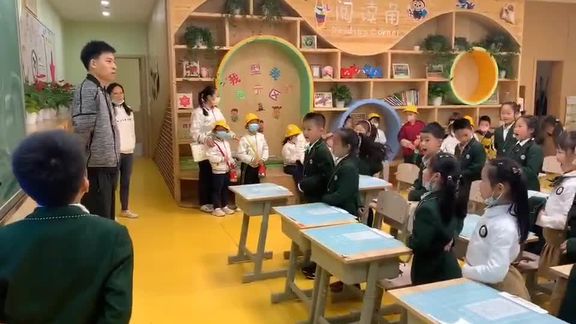 幼儿园的小可爱们来参观教室和哥哥姐姐们上课