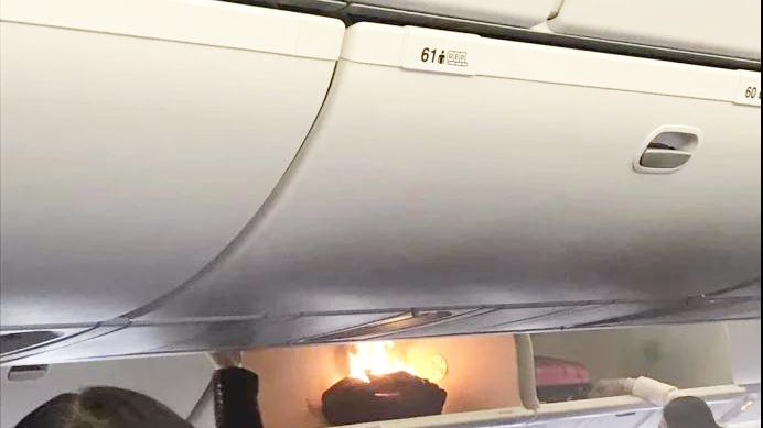 南航一航班行李架现明火 系旅客所携充电宝冒烟着火
