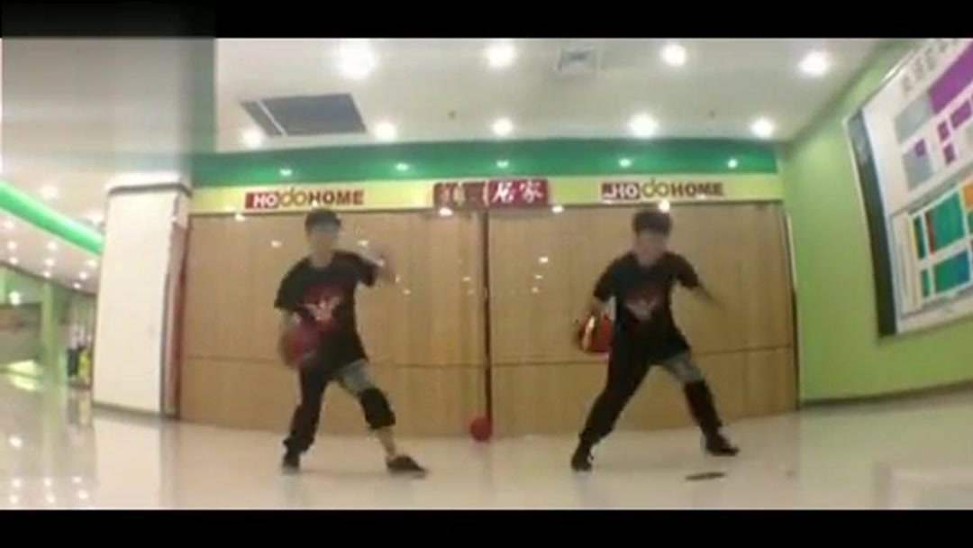 花式篮球 超炫的表演 双人转球