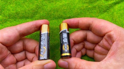 辨别真假电池,这样简单,看一眼这里就知道,方法真管用