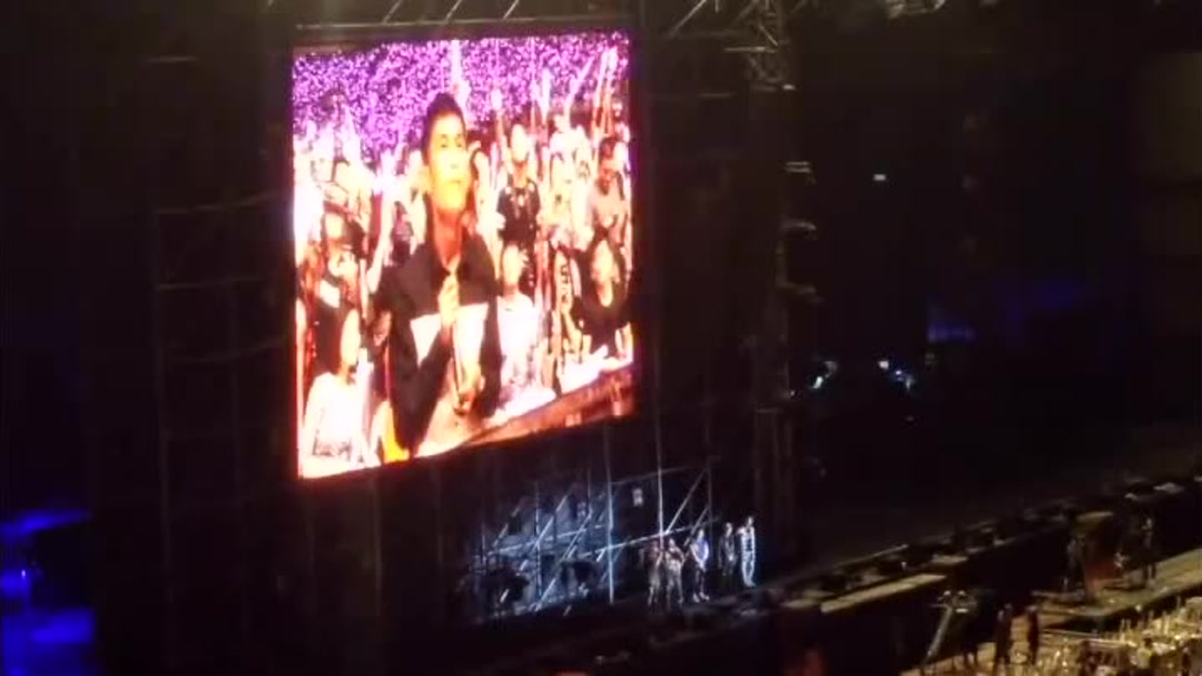 周杰伦西安演唱会保安丢掉歌迷灯牌,周董大骂保安叫他滚出去!