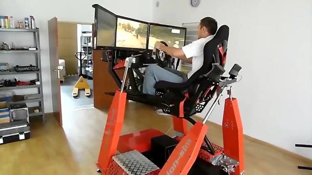 超逼真世界首款180度4d赛车模拟器