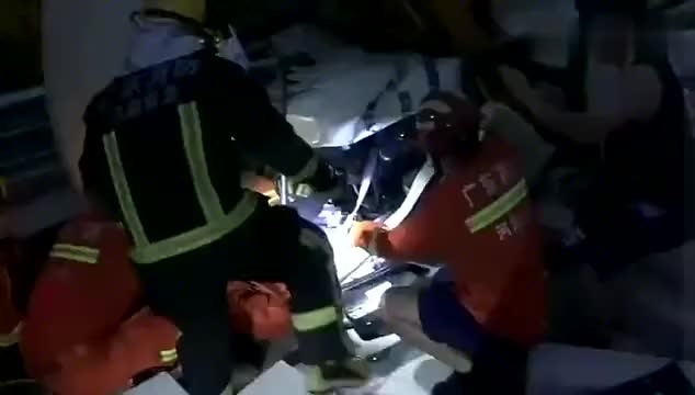 广东河源一大货车高速上紧急避让前方车辆,撞上路边护栏