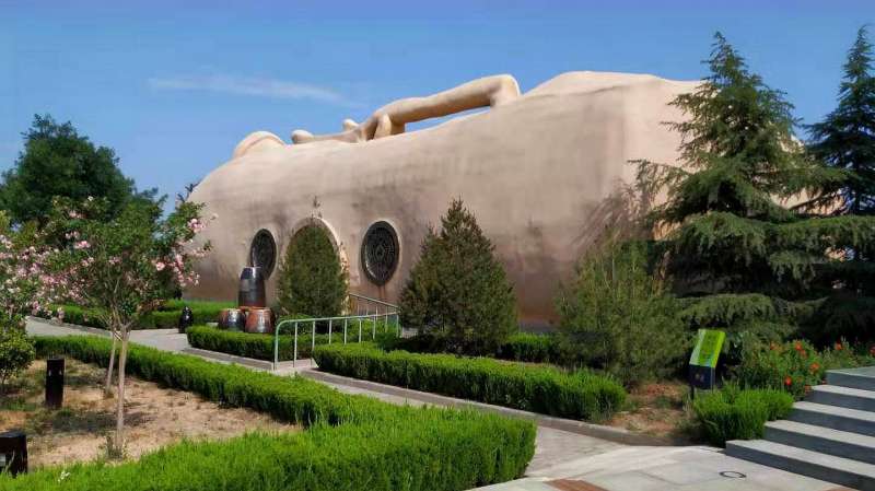 这里是中国黑陶之乡,连会议室和卫生间都是用巨大的陶瓷做成的