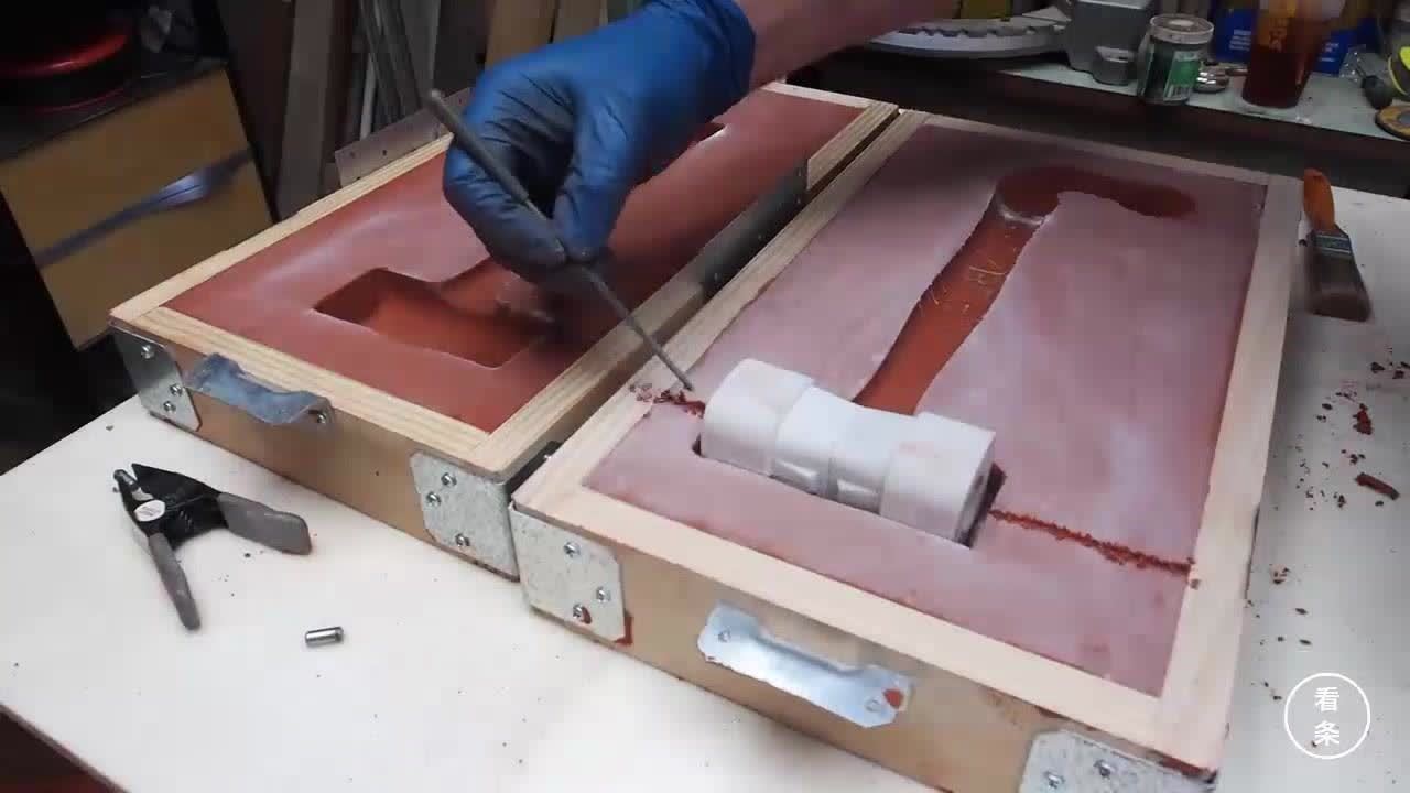 小伙用3D打印模具,将铝和铅熔化成水铸造锤子