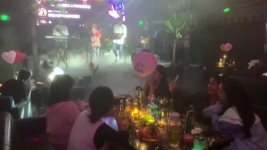 #龙虾城 艾特#livehouse #乐队现场 现场小姐姐待你来撩?