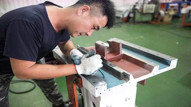 机床精密度高,为什么还需要人工铲花?今天可算知道了