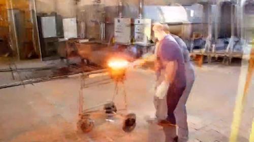 实拍国外工厂玻璃制作过程,网友:这跟摊煎饼差不多呢