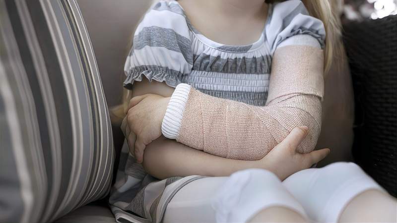 孩子骨折了,睡觉该怎样护理不受二次伤害呢?医生有妙招