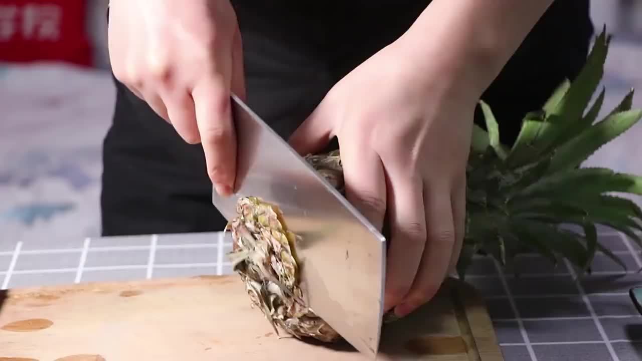 削菠萝的技巧,自从学会了削菠萝,每次都是买很多!