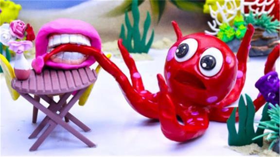 蓝精灵动画:蓝精灵遇到了大黄蜂机器人呀!