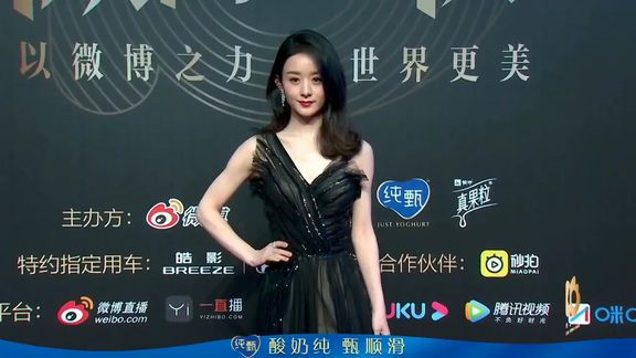 #微博之夜#赵丽颖一身黑天鹅纱裙优雅亮相微博之夜红毯