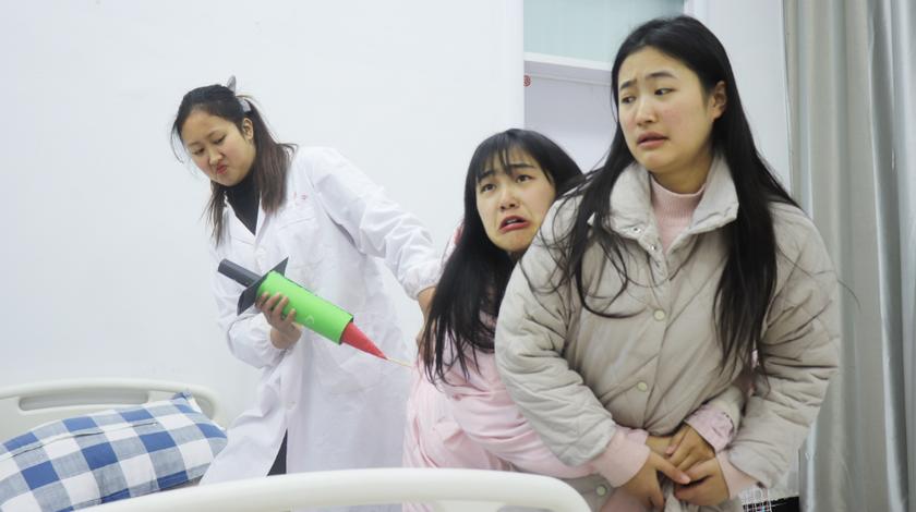 短剧:病人发高烧为省钱,让医生用无敌大针管打针,太有趣了