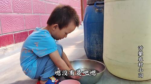 三岁孩子劳动的一天,帮忙做了哪些活,还发现有蜘蛛,记录成长