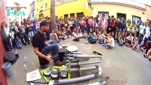 下水管还能这样玩?牛人用PVC管打出魔鬼节奏,路人纷纷围观