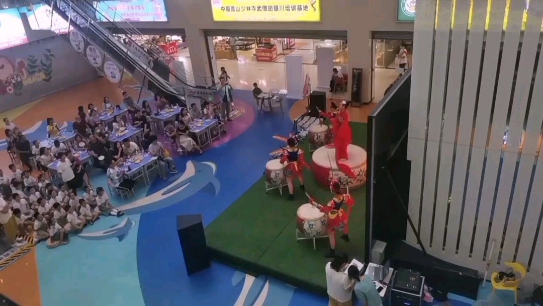 我发现很多人围观表演节目活动,怎么回事