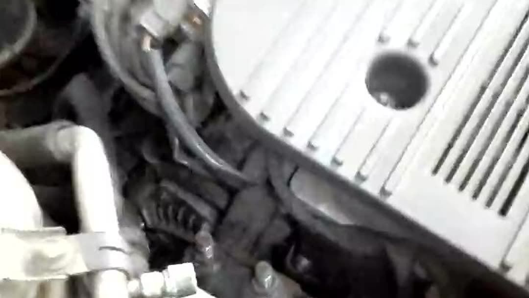 【新干线汽车服务连锁】更换发电机皮带施工中