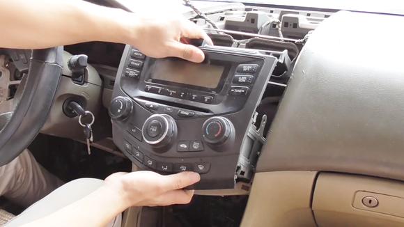 本田雅阁原装CD机不读碟,小雄不想换新机只好拆下来自己维修