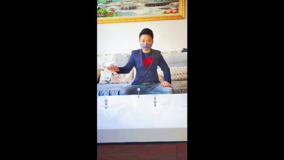 给大家表演一个硬币魔术