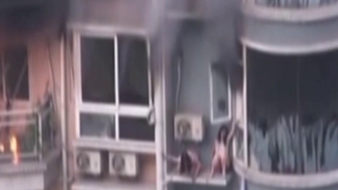 电器短路导致高楼起火,婆媳二人来不及穿衣,被逼空调外机处避难