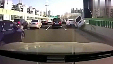 行车记录仪:奔驰GLC:我就并个道你为什么撞我?五菱:我占理就不让!