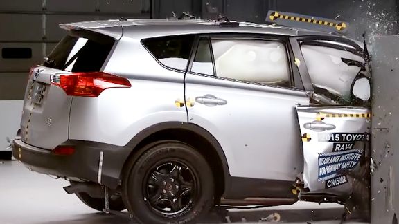 日系丰田SUV碰撞测试,看看质量如何