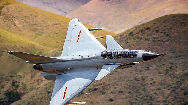 歼10再表演帅帅的动作,很有视觉冲击力,视频看的让人过瘾