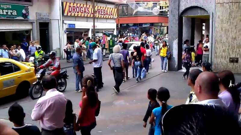 国外恶搞:街上模仿路人走路,这样恶搞遇到脾气大的估计要被打